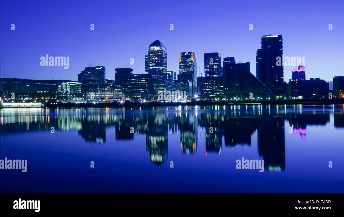 Skyline illuminated docklands hi-res stock photography and images - Alamy