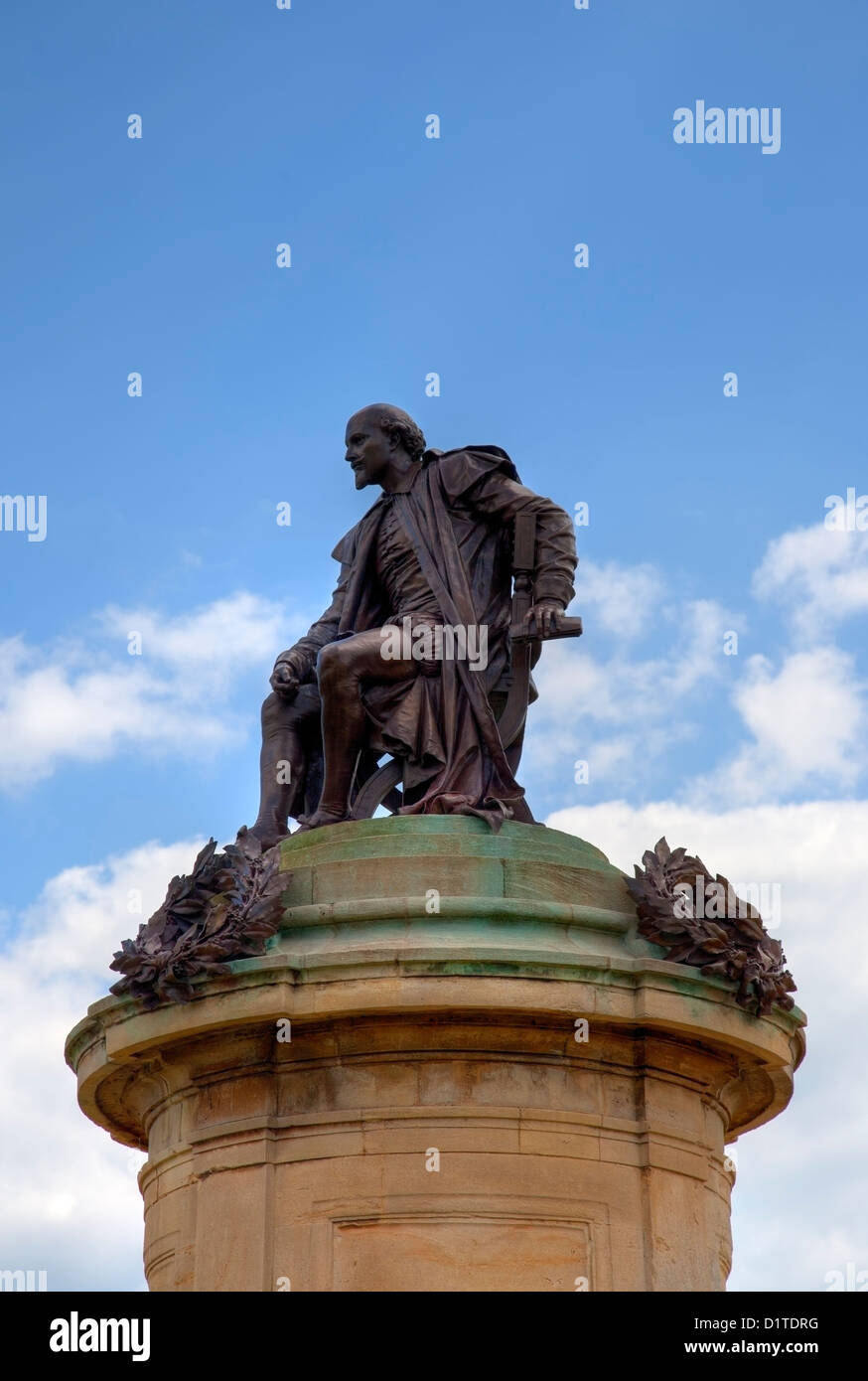 Shakespeare statue stratford hi-res stock photography and images - Alamy