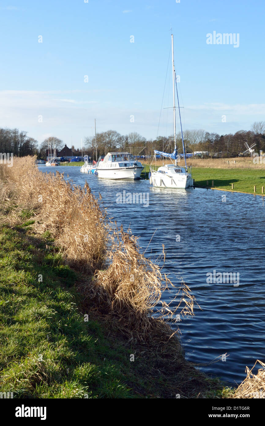 Sailing boats and Broads motor cruisers at the staithe on Upton Dyke ...