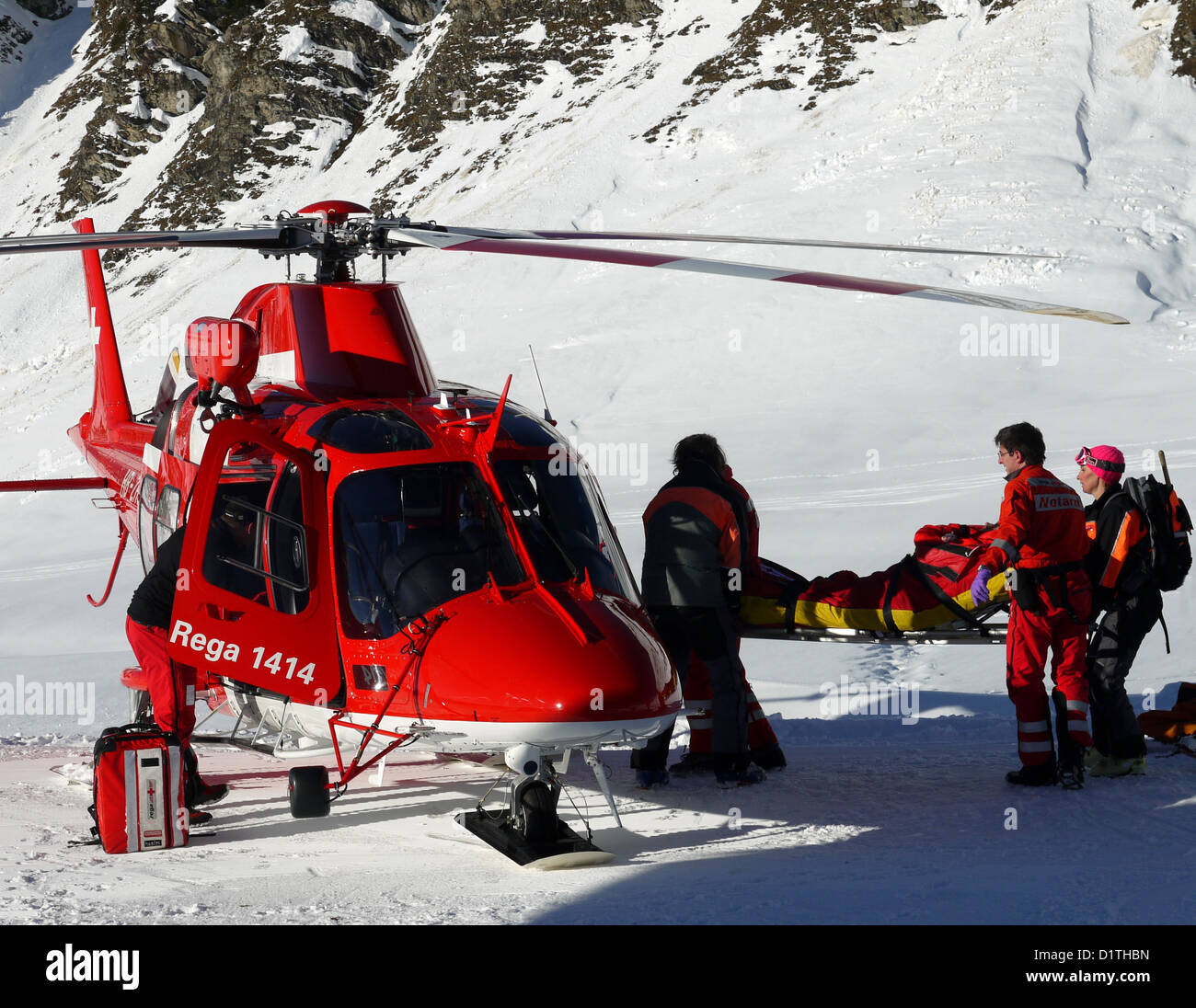 Mountain rescue stretcher snow hi-res stock photography and images - Alamy