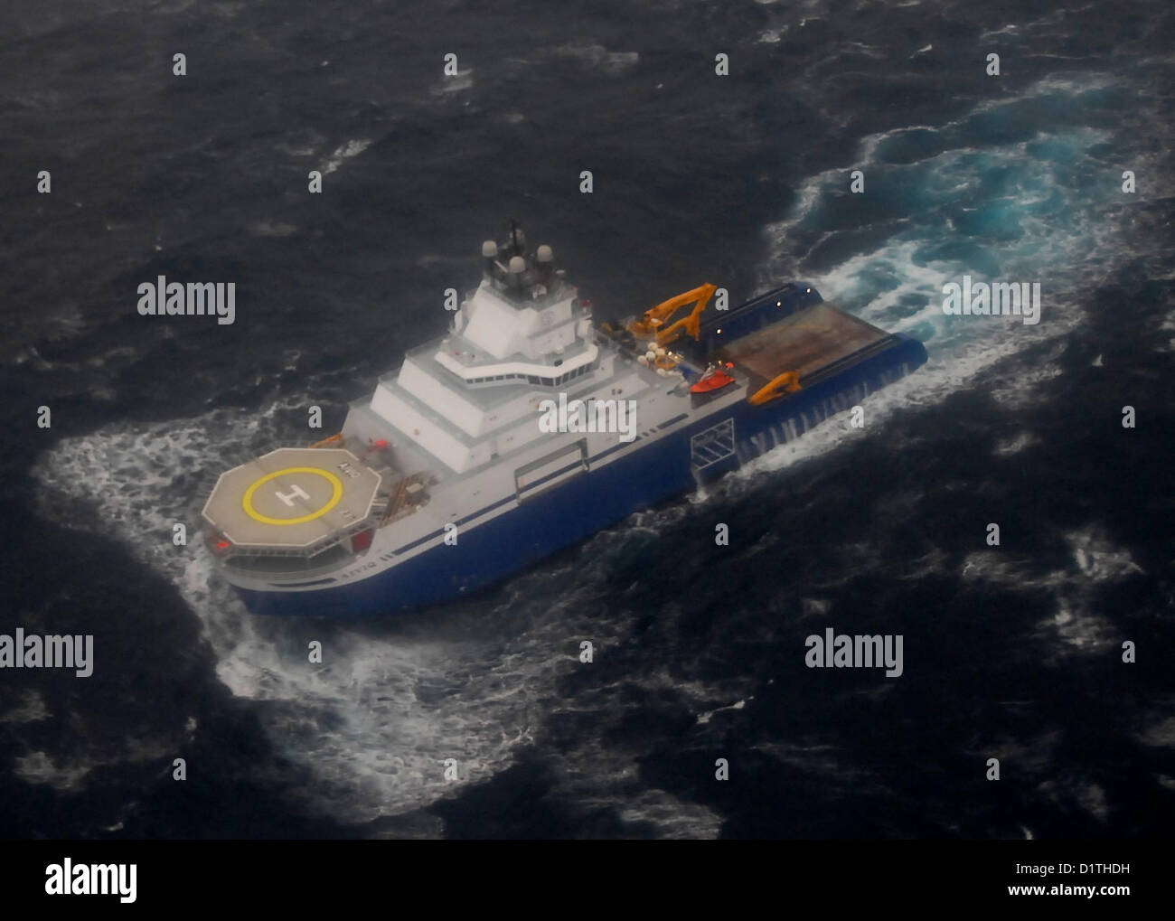 The tow supply vessel Aiviq transports Royal Dutch Shell's Kulluk ...