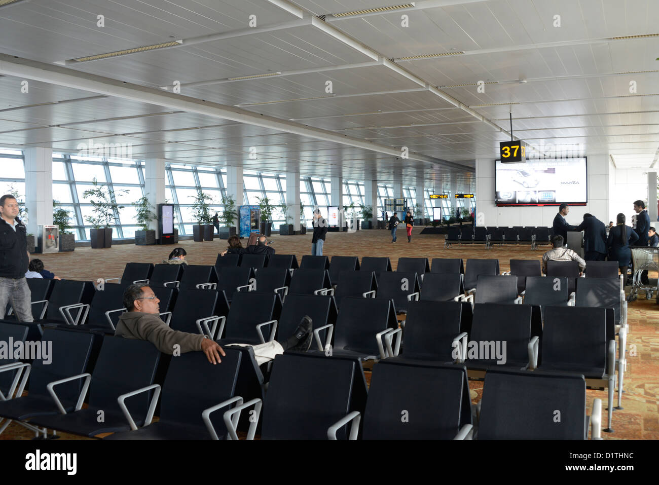 Airport terminal gate hi-res stock photography and images - Alamy