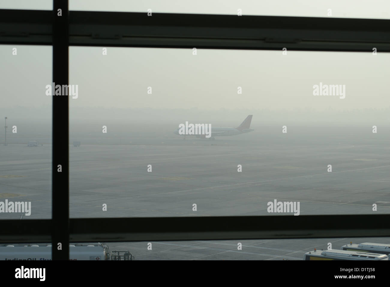 India fog aircraft hi-res stock photography and images - Alamy