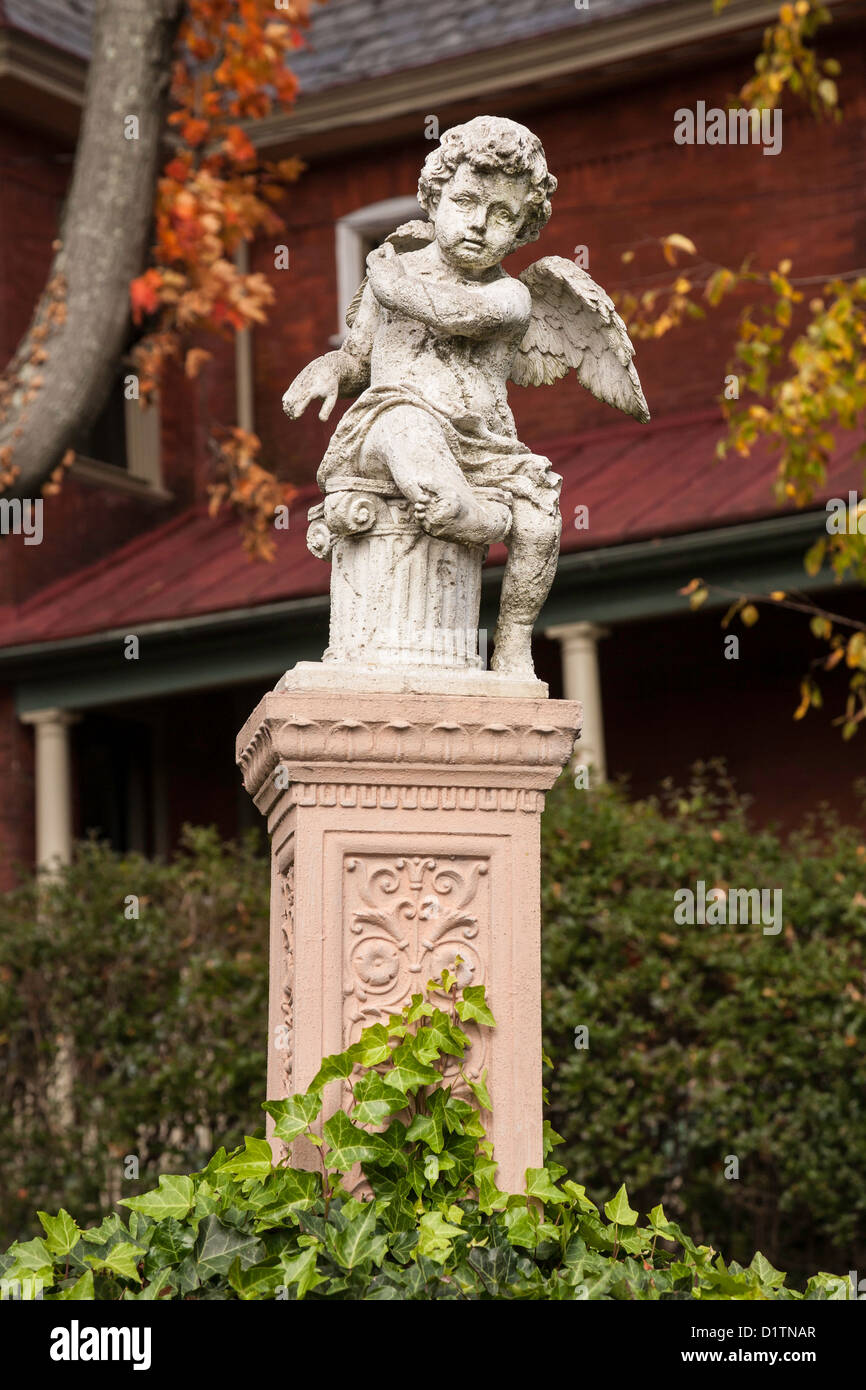 Cherub statue hi-res stock photography and images - Alamy