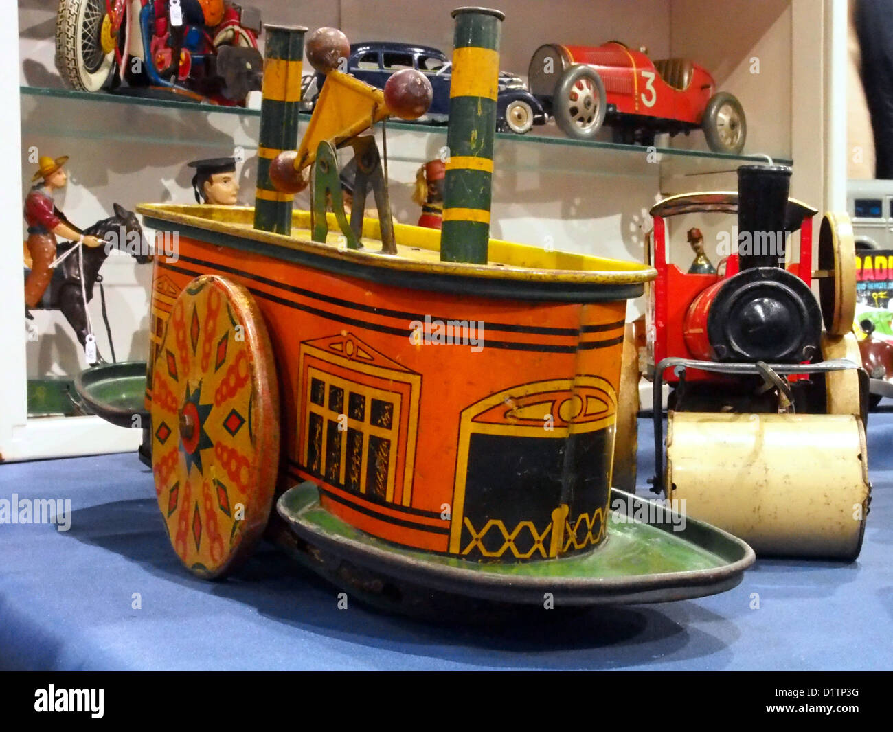 Tin toy boat hi-res stock photography and images - Alamy