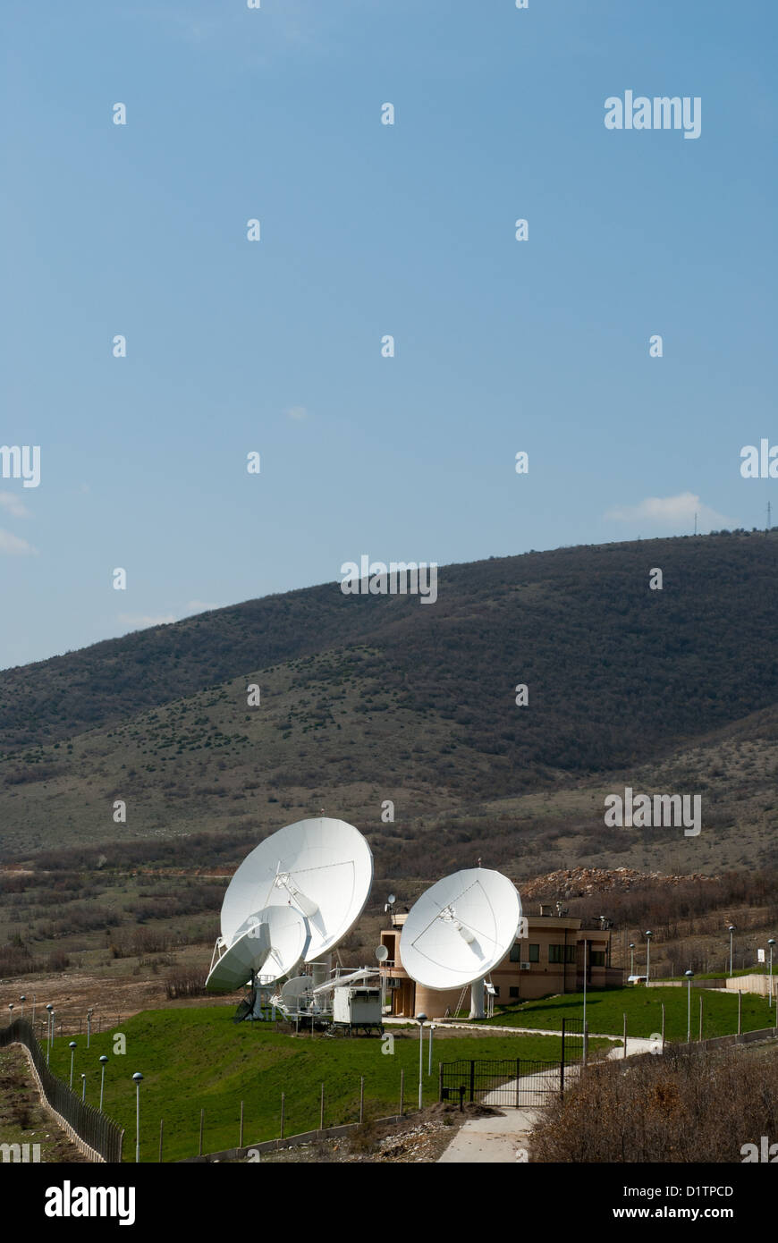 Signal tracking system in an outdoor field Stock Photo - Alamy