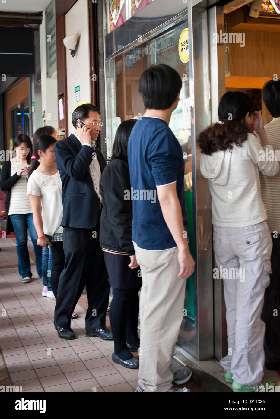 Queue chinese hi-res stock photography and images - Alamy