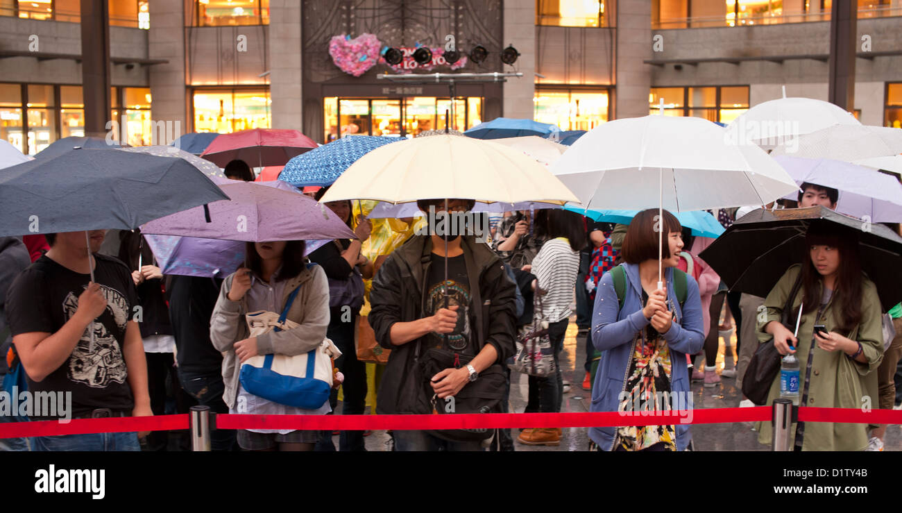 Crowd waiting under umbrellas, Taipei Stock Photo - Alamy