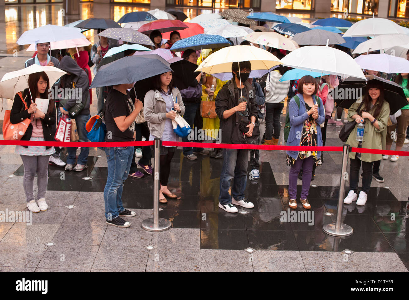 Crowd waiting hi-res stock photography and images - Alamy