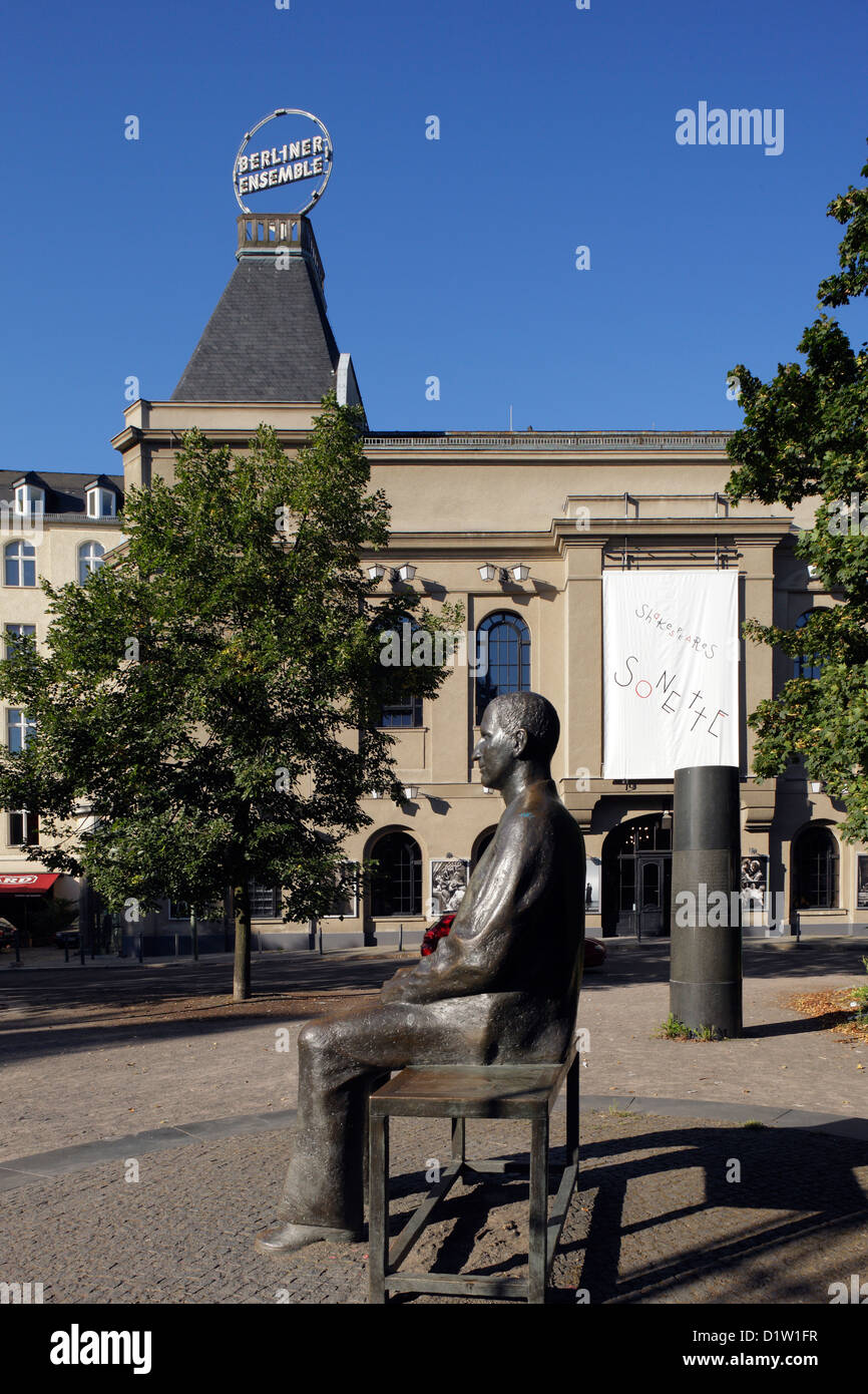 Statue of bertolt brecht at the berlin ensemble hi-res stock ...