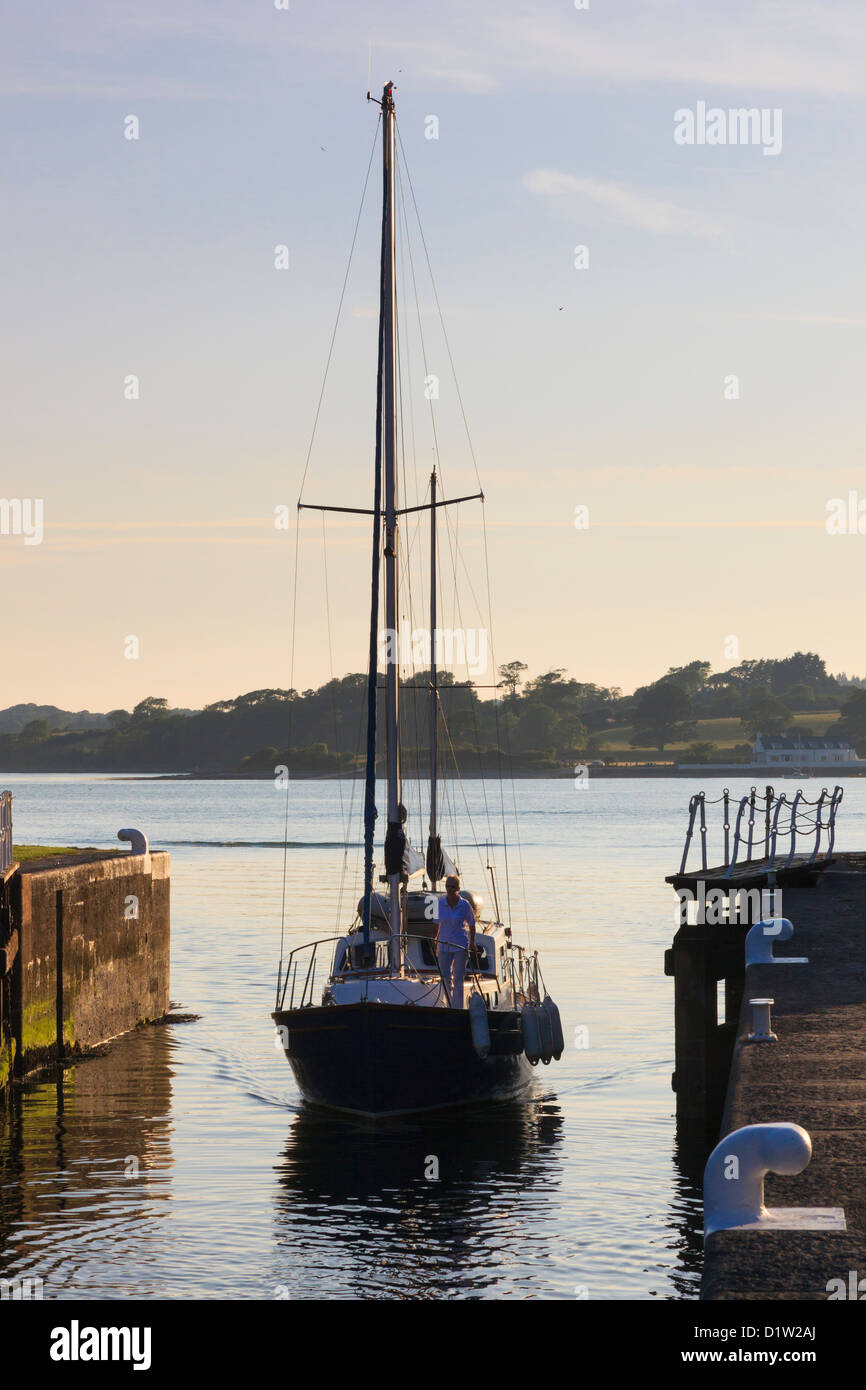 Boat sailing in menai straits hi-res stock photography and images - Alamy