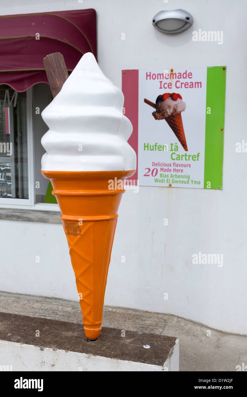 Giant ice cream cone hi-res stock photography and images - Alamy
