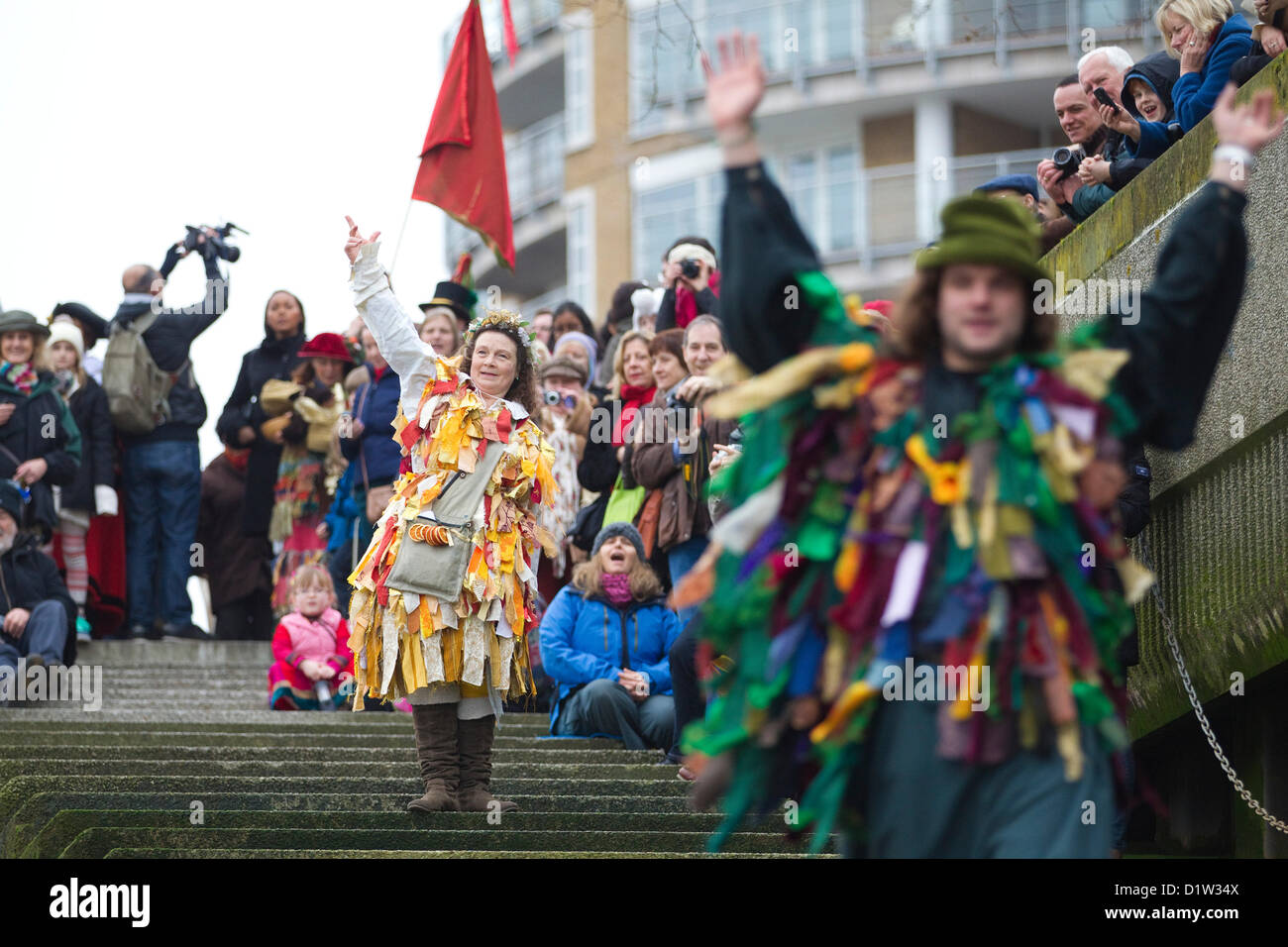 Shakespeare's globe london night hi-res stock photography and images ...
