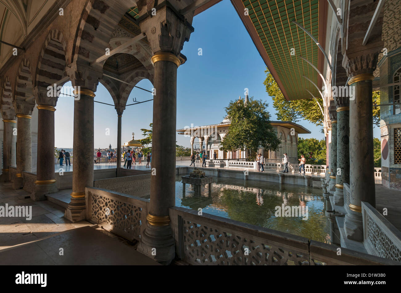 Upper terrace with fountain, İftar bower and Baghdad Kiosk in Topkapi ...