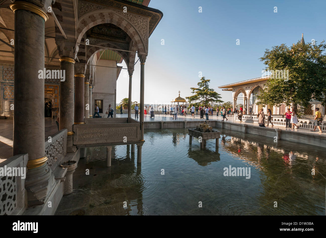 Upper terrace with fountain, İftar bower and Baghdad Kiosk in Topkapi ...