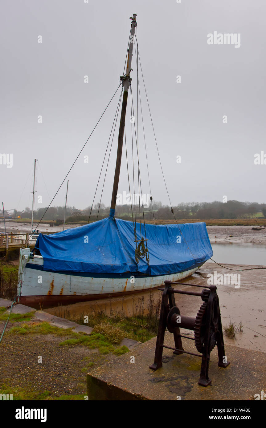 Boats in the mud Wivenhoe Colne river Stock Photo - Alamy