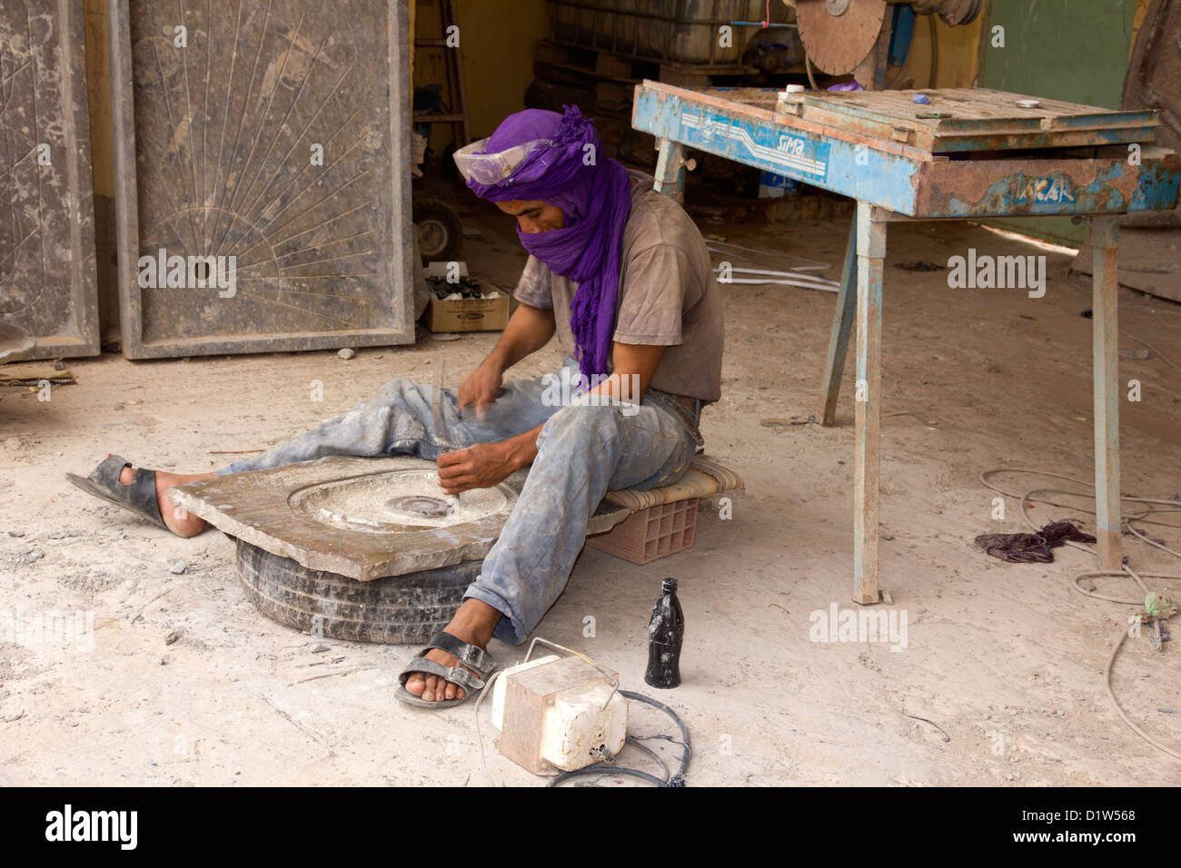 Extracting fossils hi-res stock photography and images - Alamy