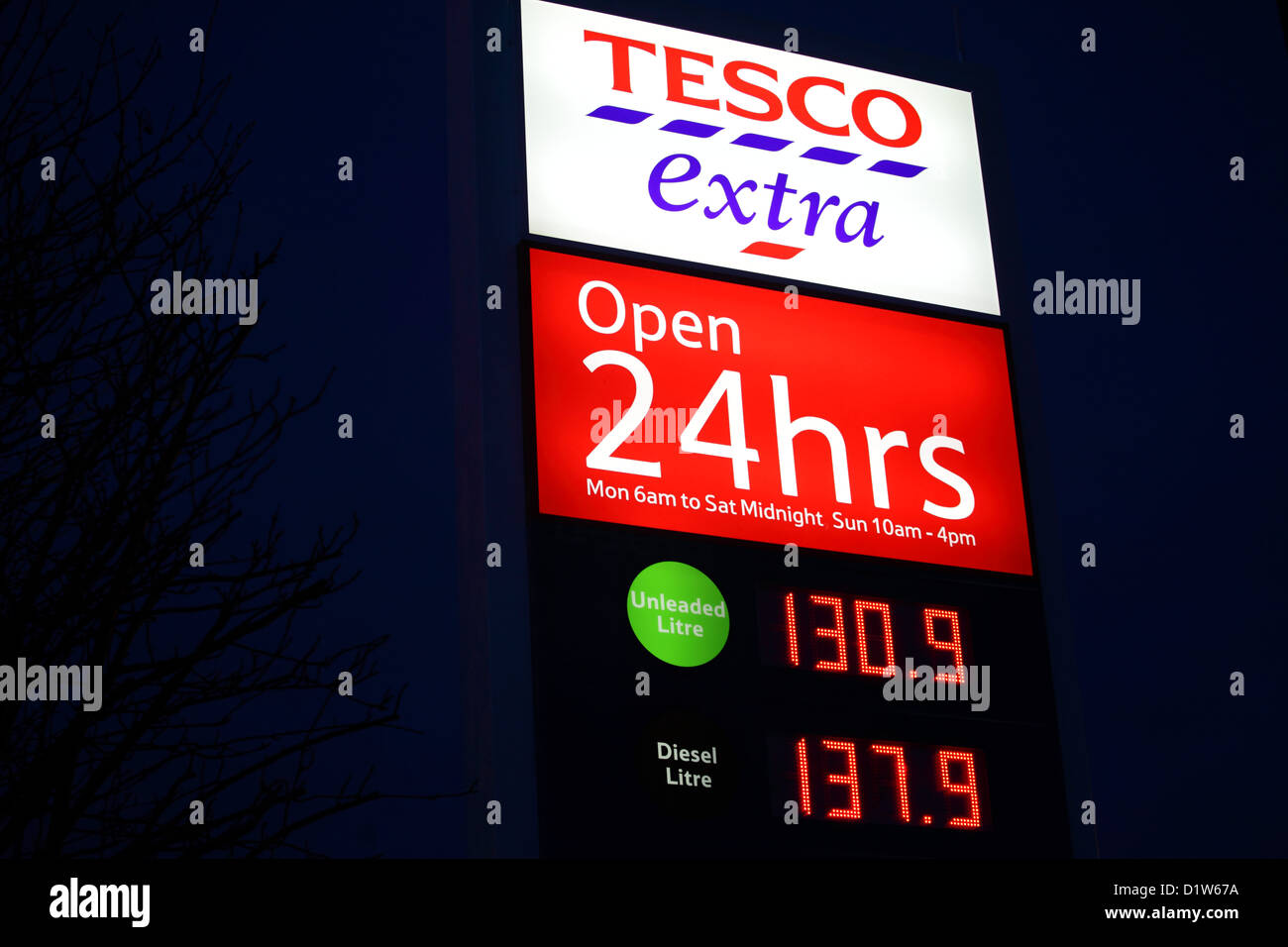 Tesco signage hi-res stock photography and images - Alamy