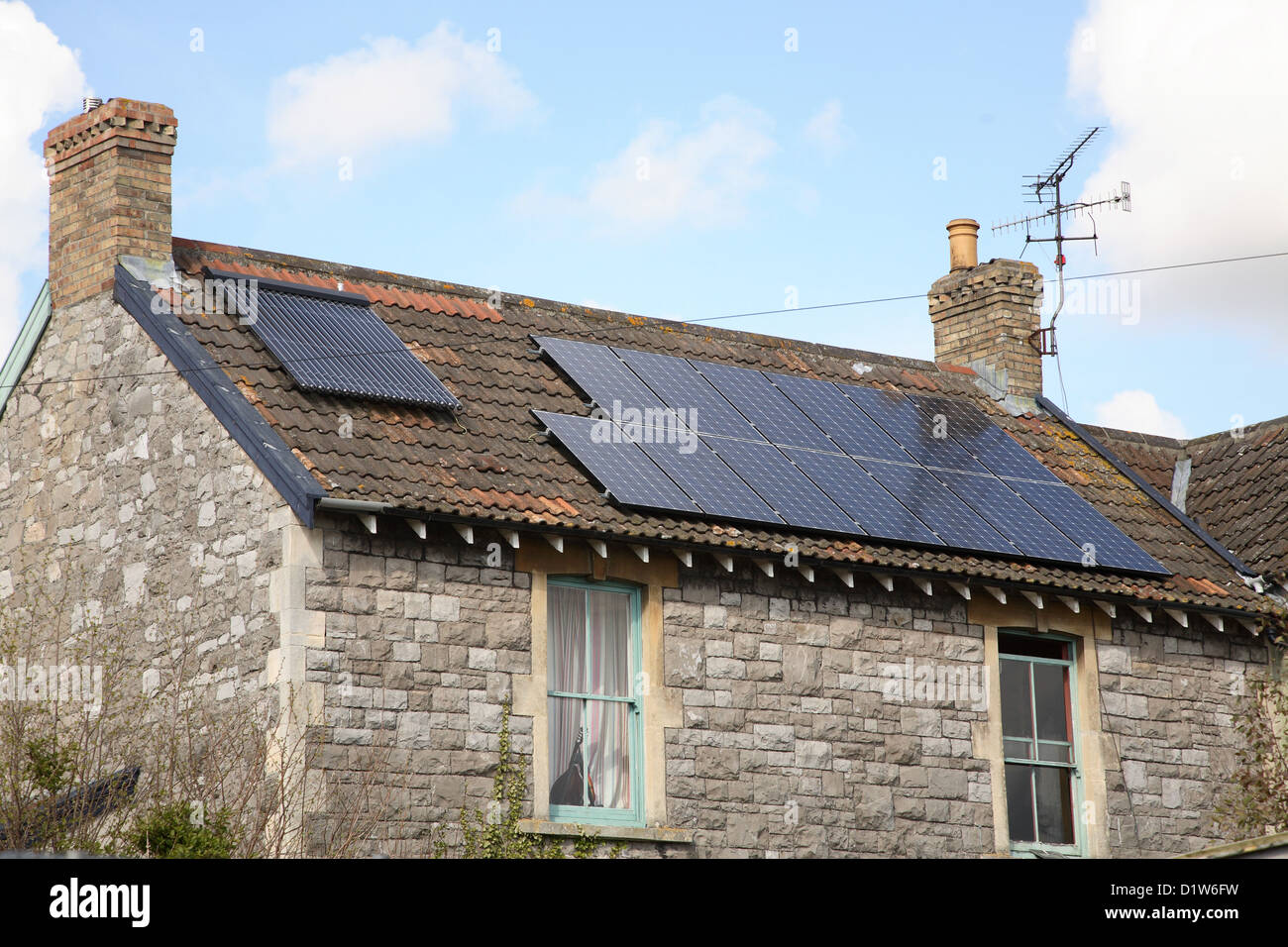 Solar panel cottage hi-res stock photography and images - Alamy