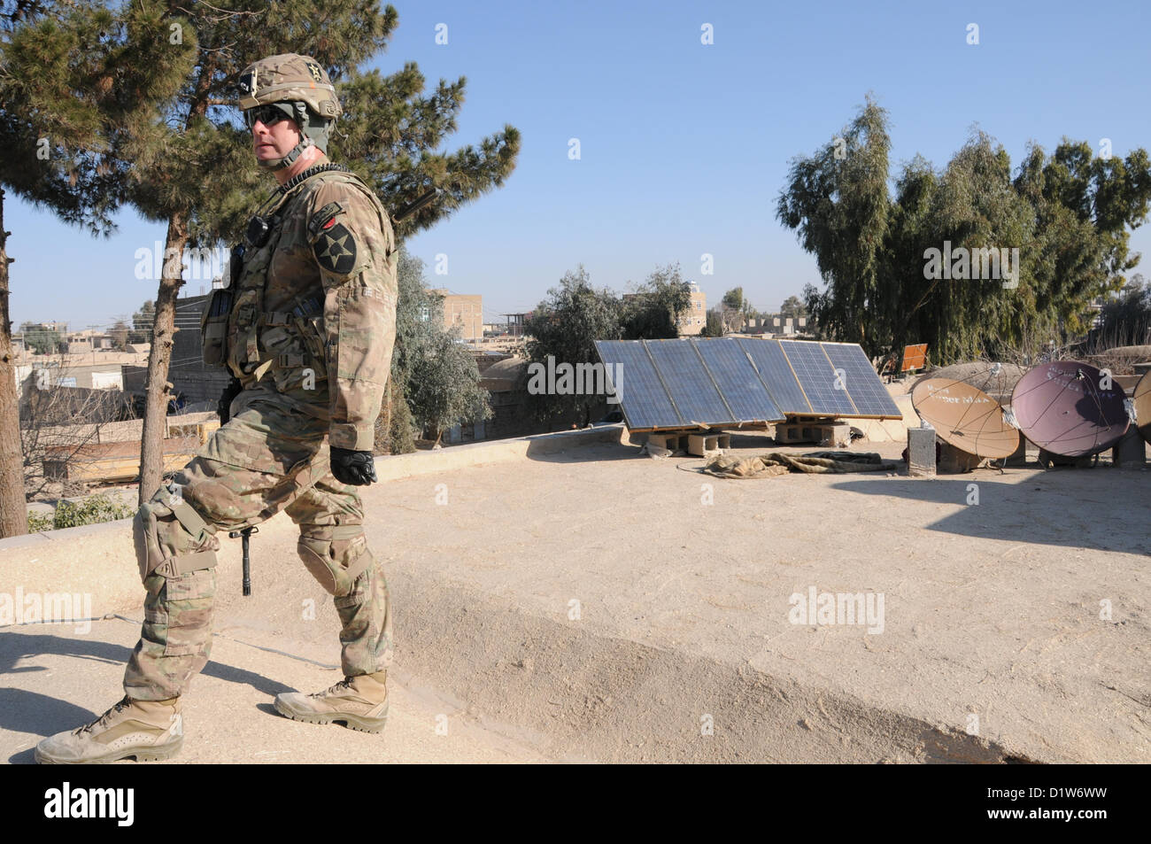 U.S. Army security force platoon leader provides rooftop security ...