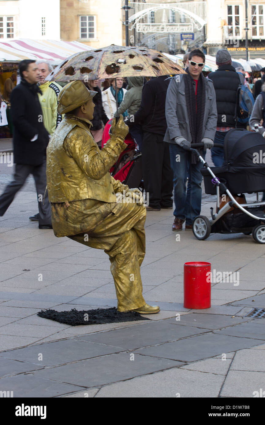 Busker gold statue Stock Photo - Alamy