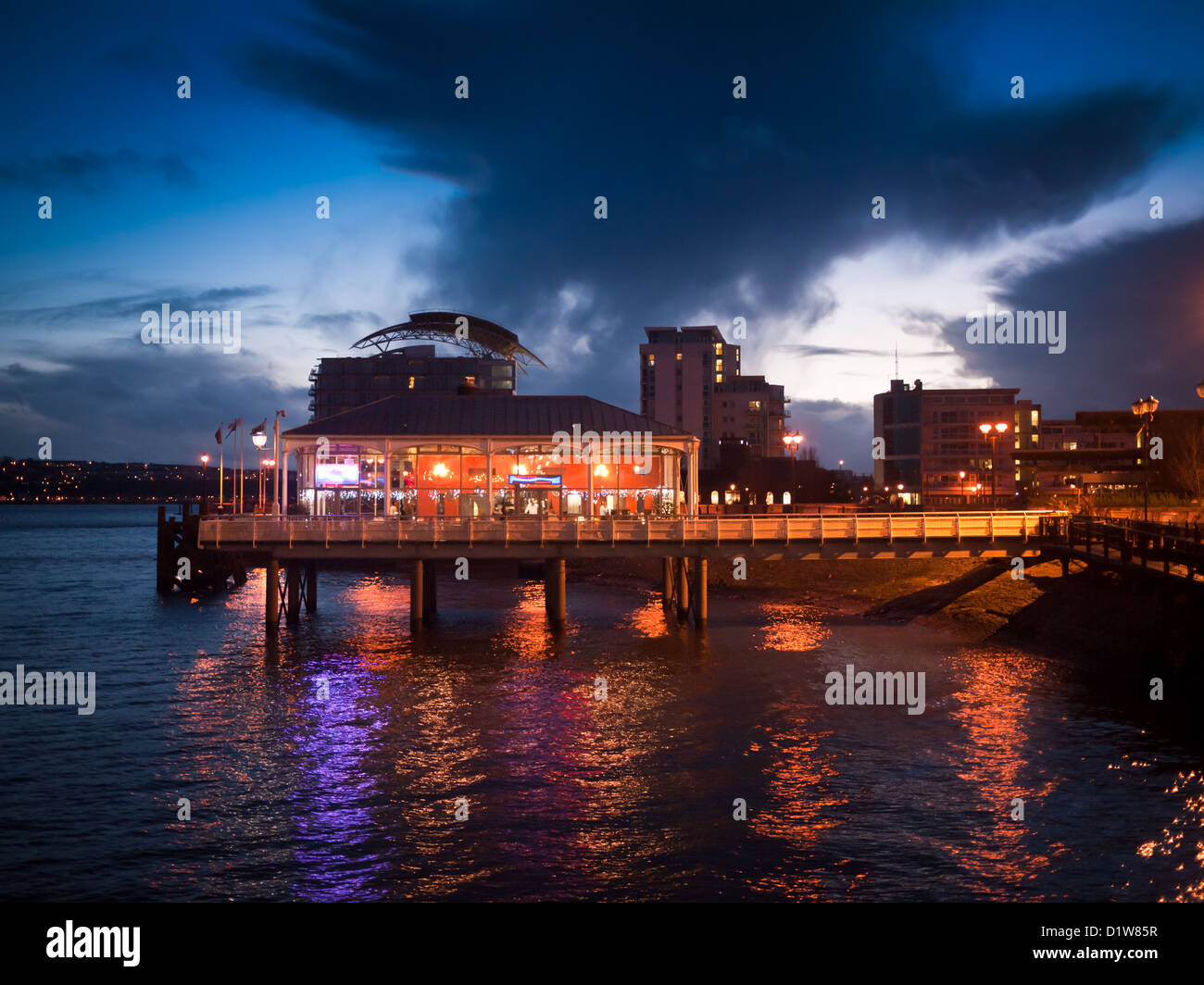 Twilight over water hi-res stock photography and images - Alamy