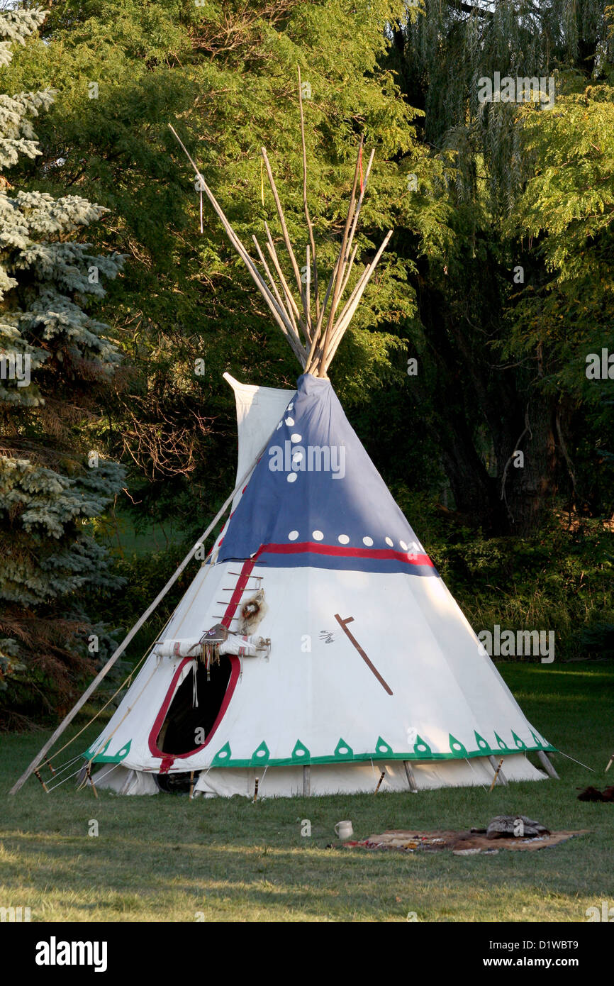 A tipi in the woods Stock Photo - Alamy