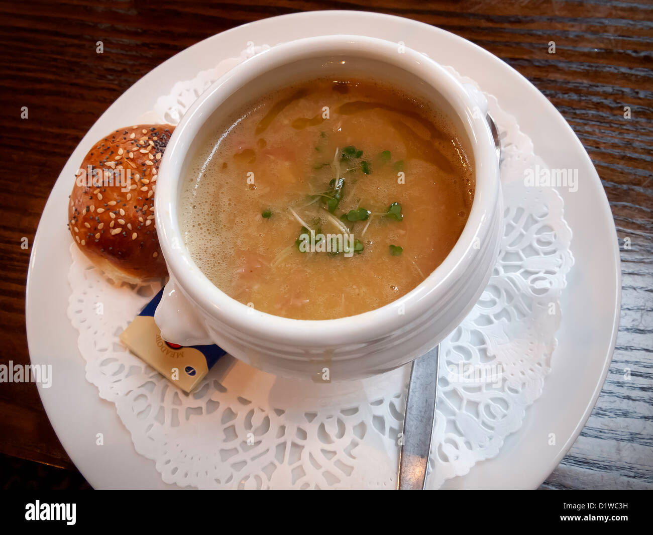 Pub lunch starter a bowl of Pea and Ham soup with a roll Stock Photo ...