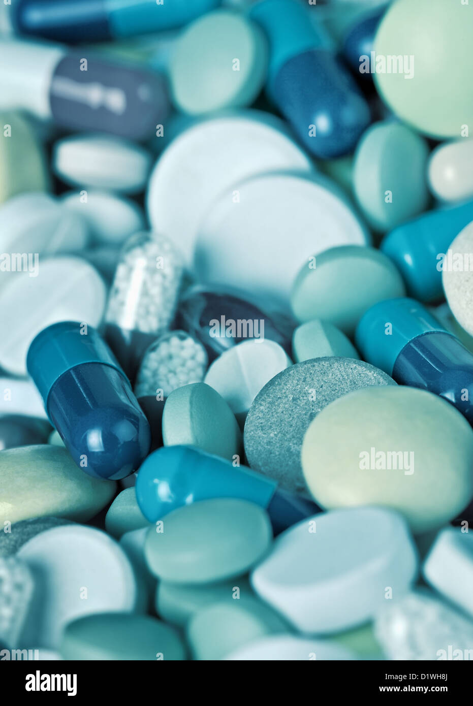 Pills vertical hi-res stock photography and images - Alamy