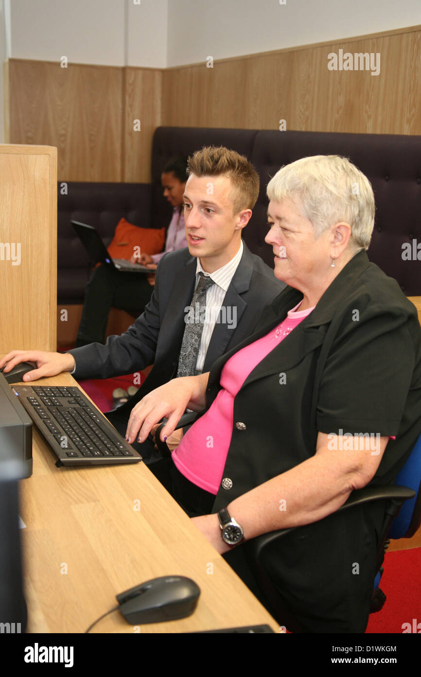 Elderly lady learning how to use a computer Stock Photo - Alamy