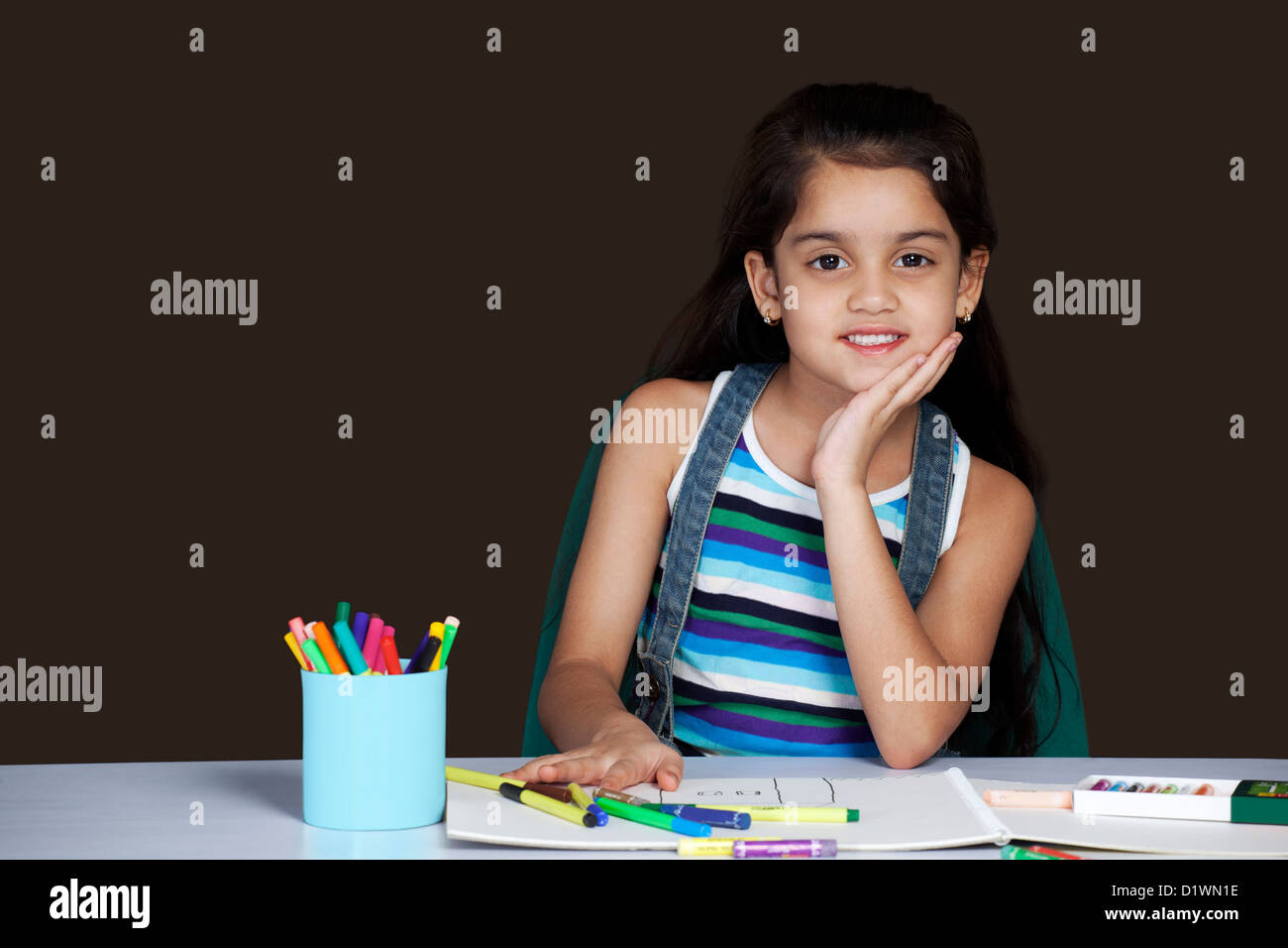 Portrait of smiling girl drawing Stock Photo - Alamy