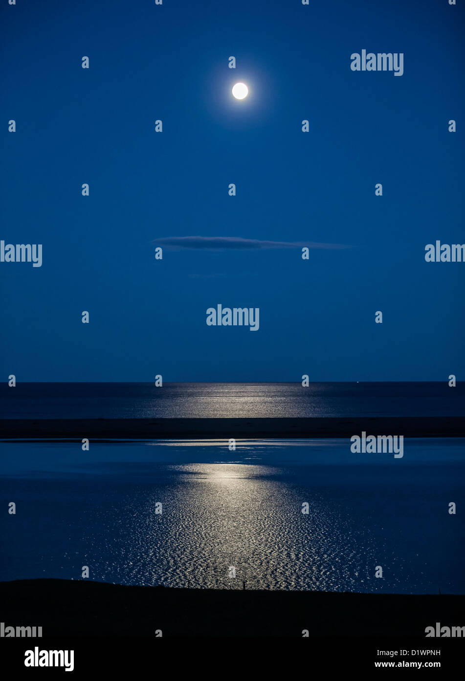 Ocean reflecting moon hi-res stock photography and images - Alamy