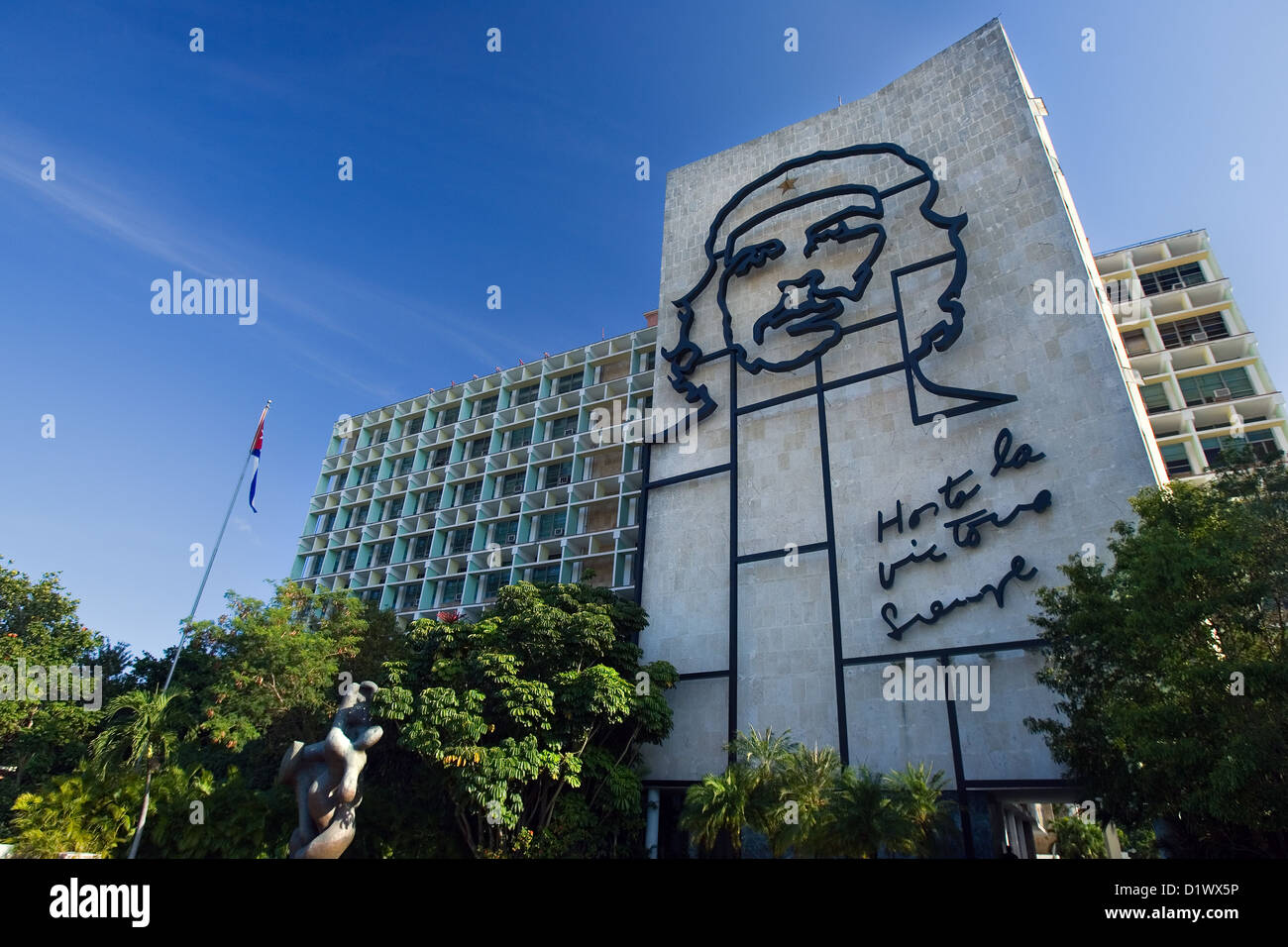 Che Guevara and the Cuban flag on a government office Stock Photo - Alamy