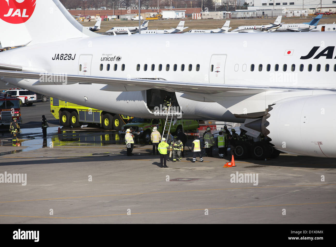Jan. 6, 2013 - Boston, Massachusetts, U.S - Fire crews work to ...