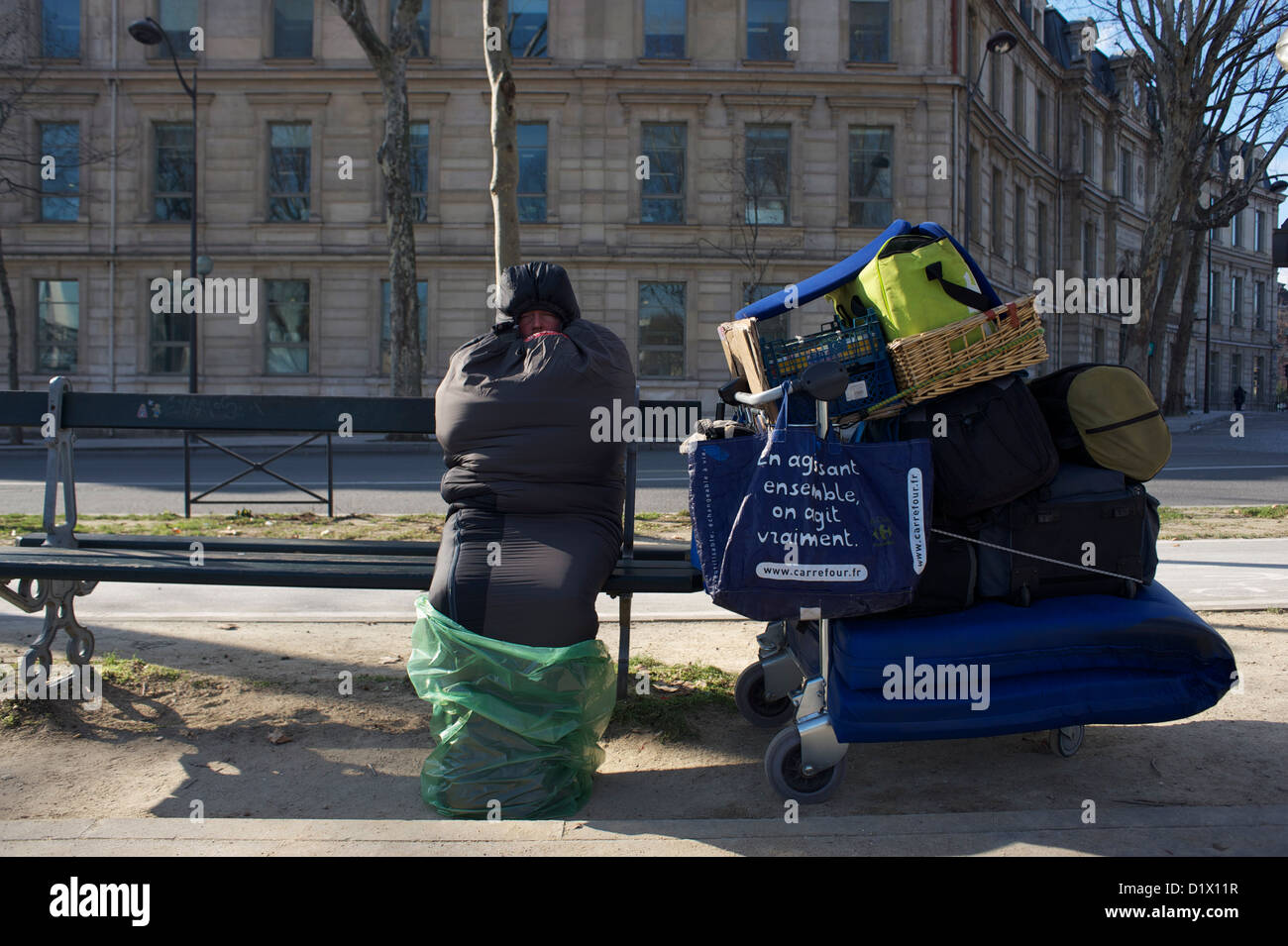 a homeless man freezing sitting on a benvh Stock Photo - Alamy