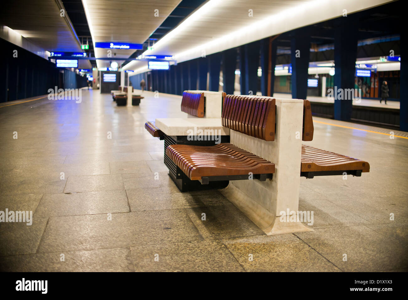 wooden bench at the train station Stock Photo - Alamy