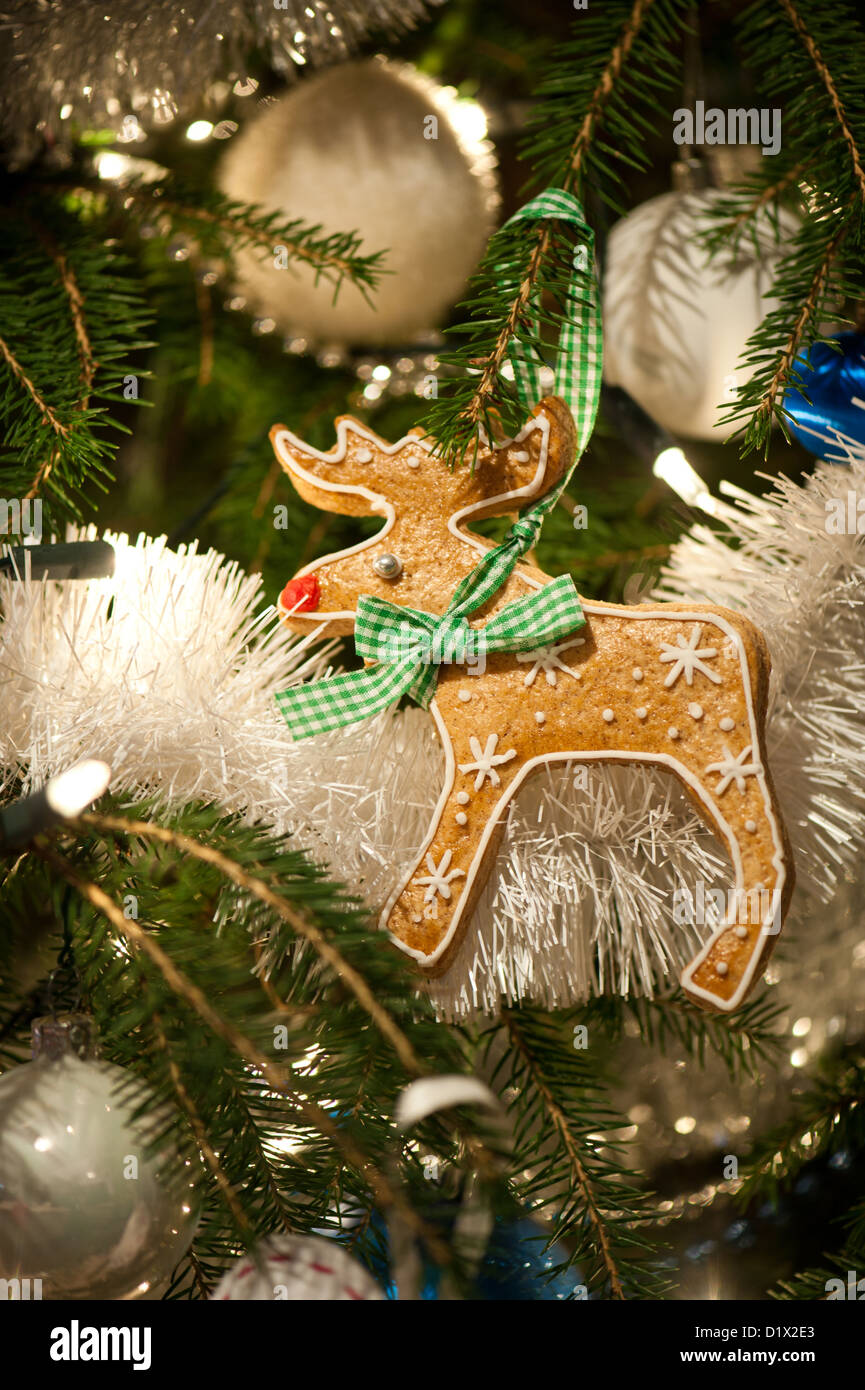 Christmas tree shape gingerbread hi-res stock photography and images ...