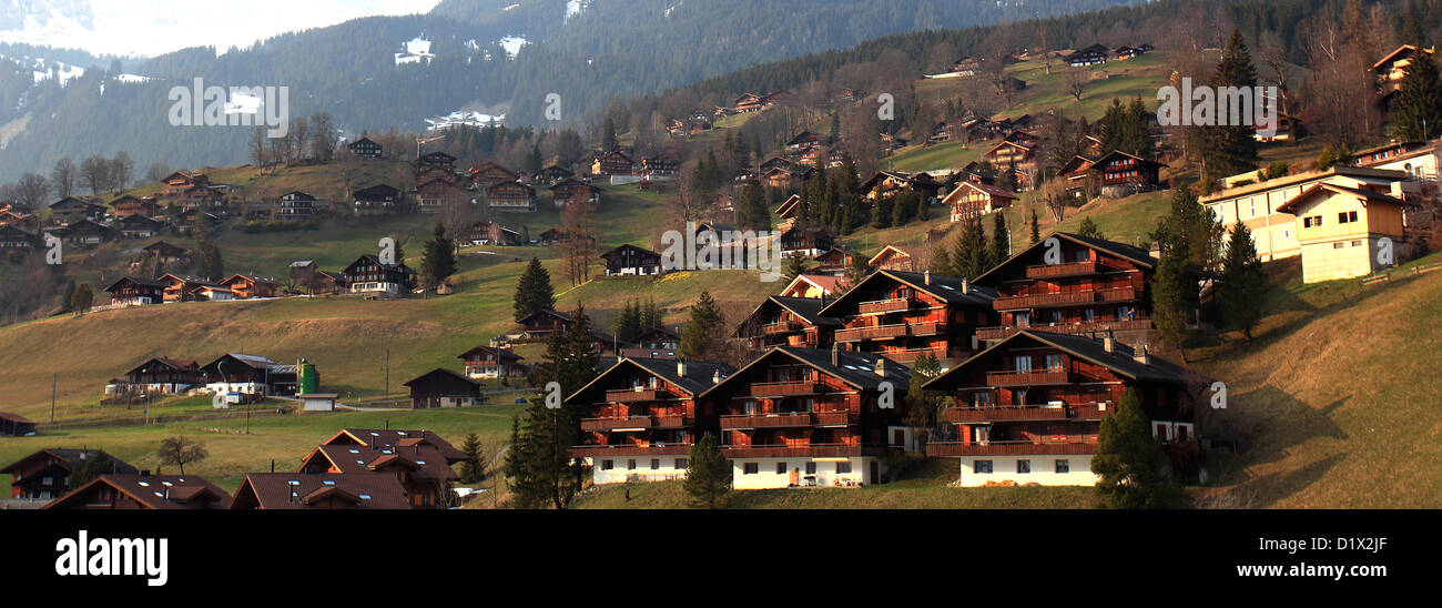 Swiss Chalet homes, ski resort of Grindelwald, Swiss Alps, Jungfrau ...
