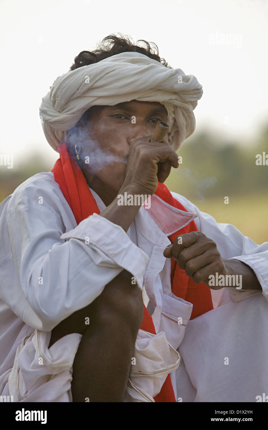 Bidi smoking hi-res stock photography and images - Alamy