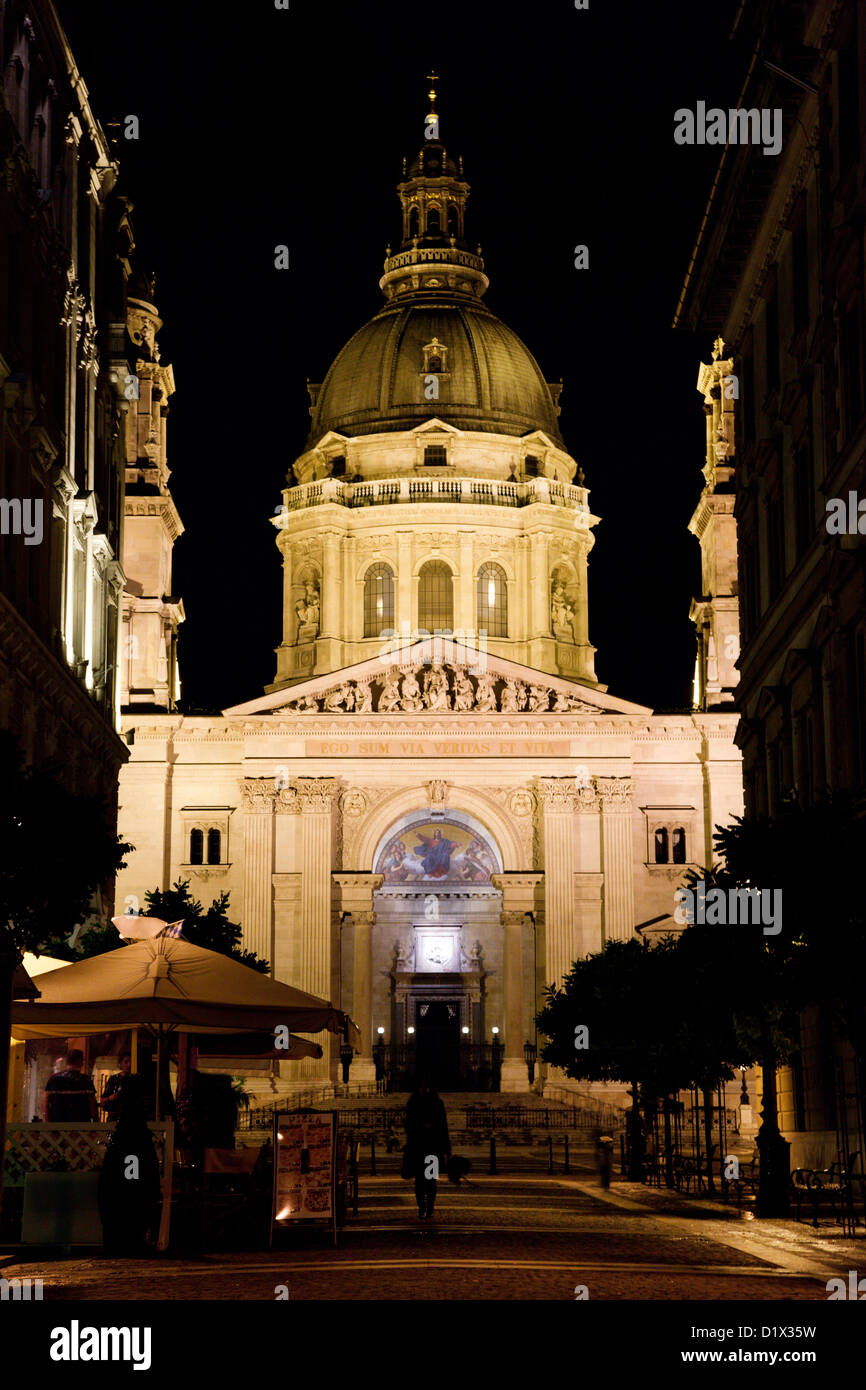 St. Stephen's Basilica at night in Budapest, Hungary Stock Photo - Alamy