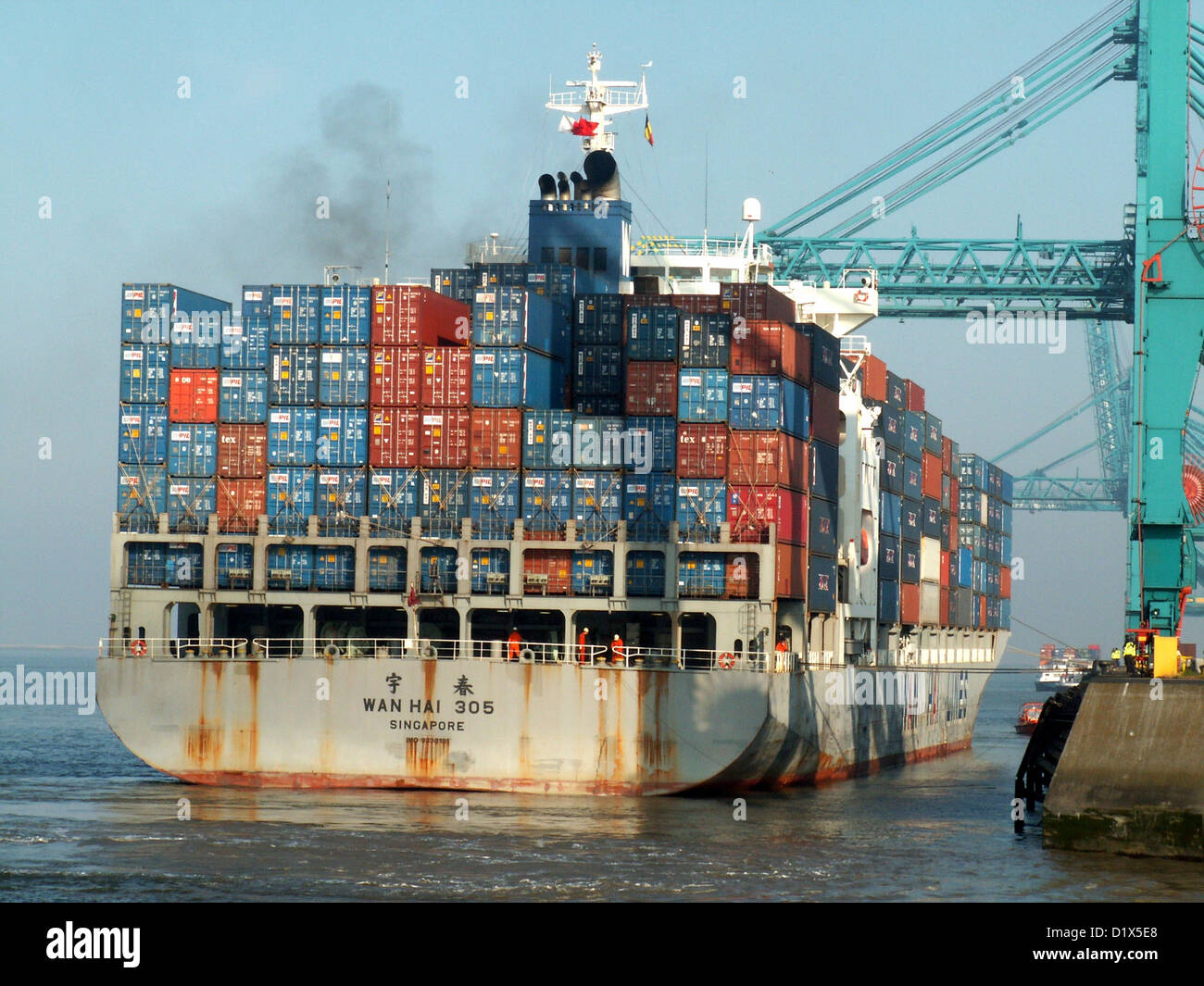 Wan hai container ship hi-res stock photography and images - Alamy