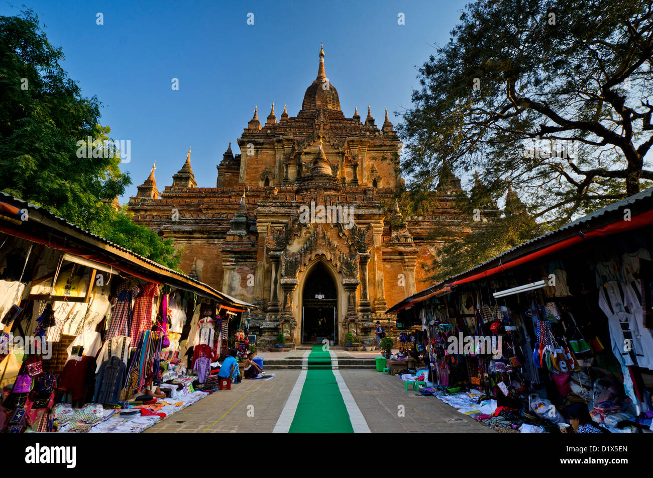 Crowded entrance to Htilominlo Pahto, Bagan, Myanmar Stock Photo - Alamy