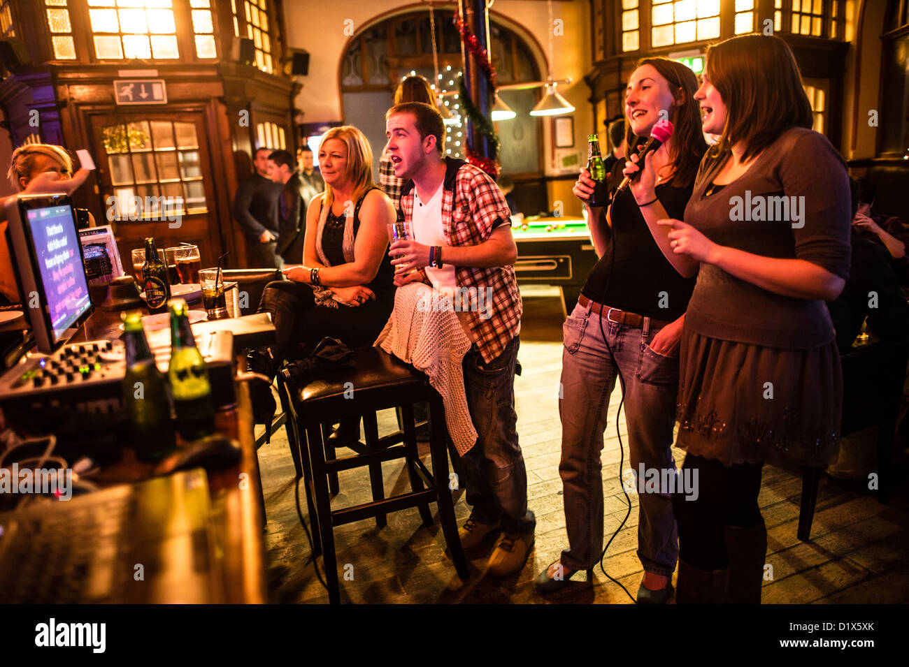 Singing pub High Resolution Stock Photography and Images - Alamy
