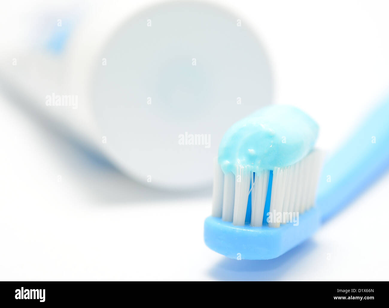 Toothbrush and toothpaste hi-res stock photography and images - Alamy