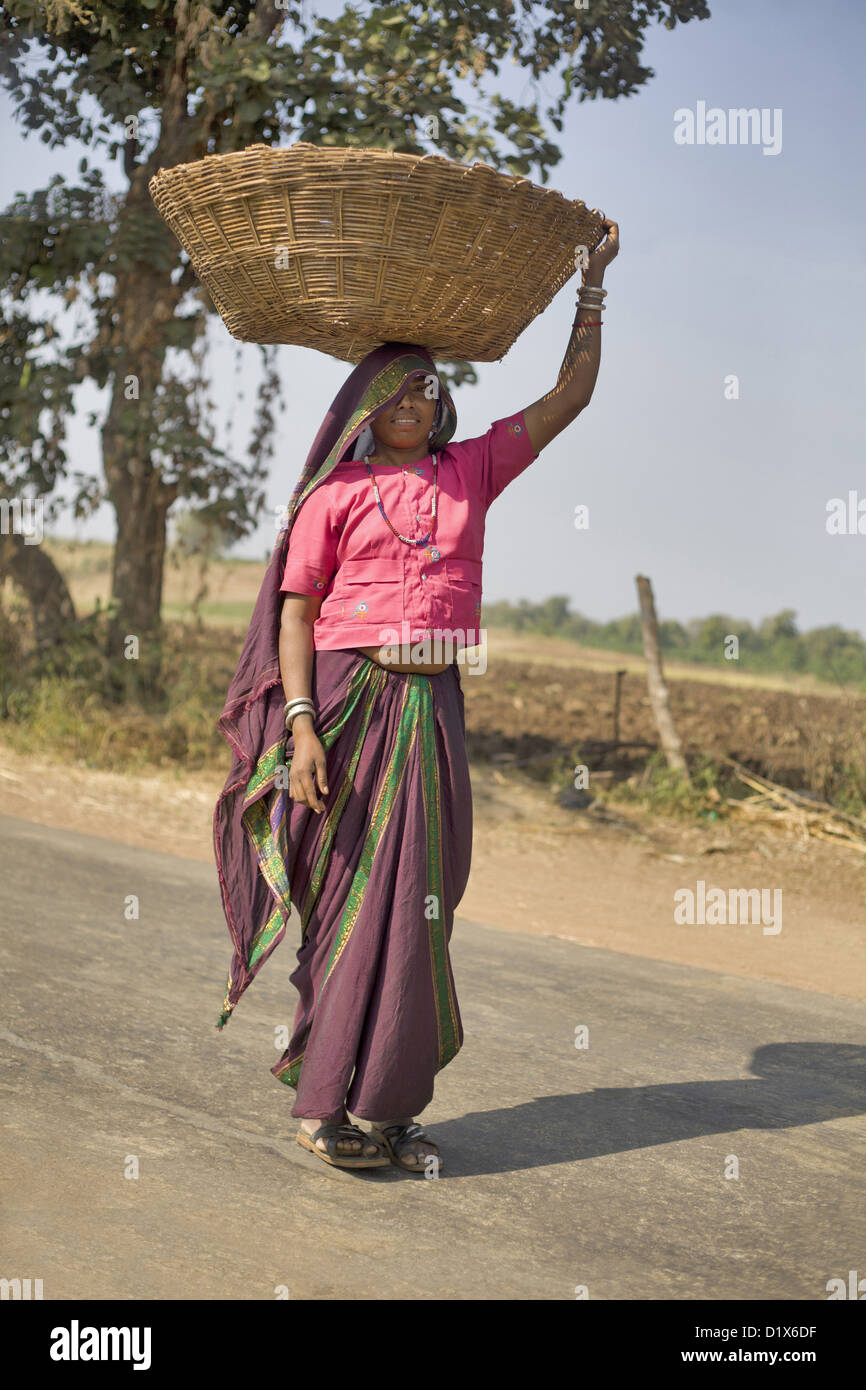 Woman Carrying Basket On Head Stock Photos & Woman Carrying Basket On ...
