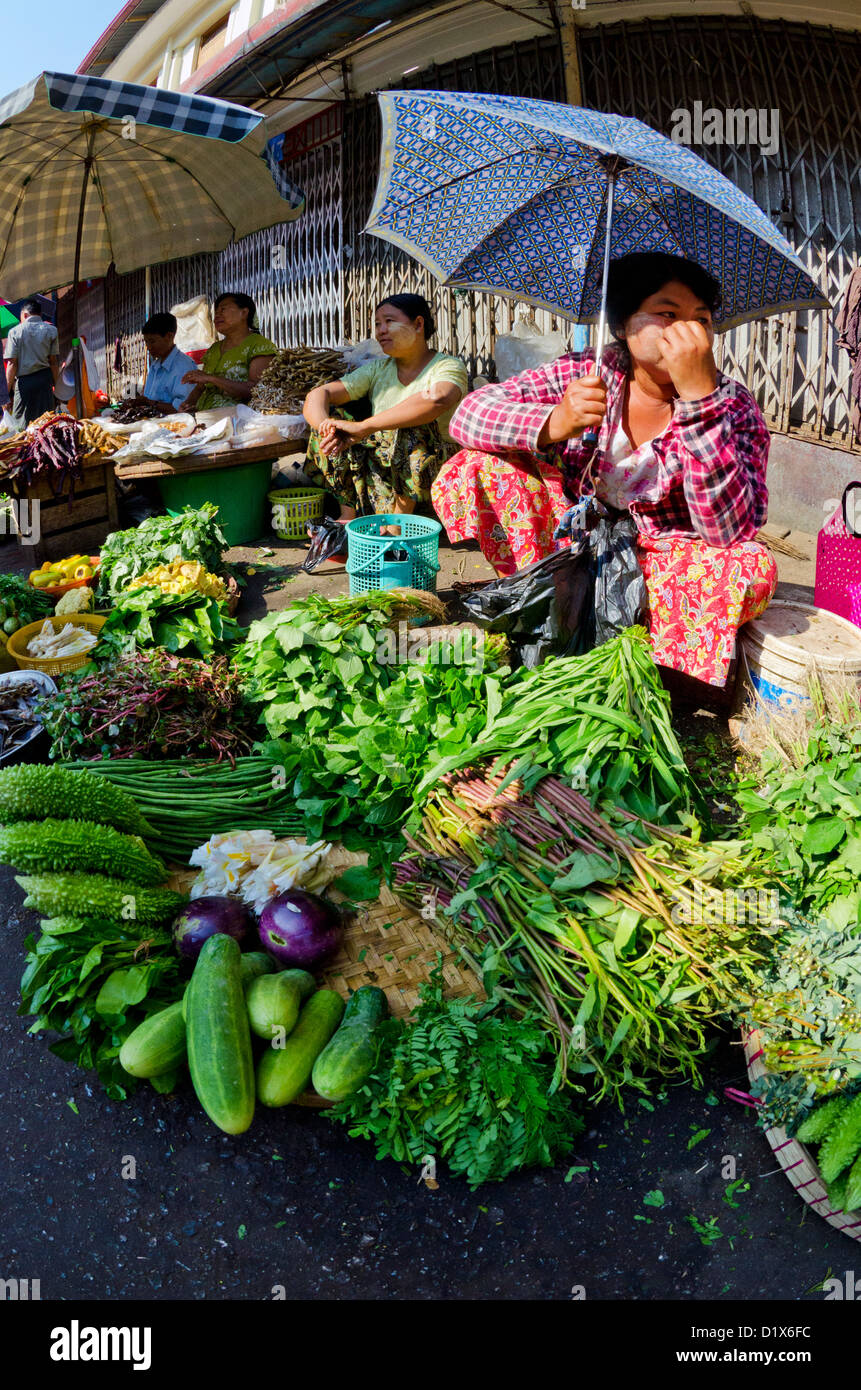 Busy street market in Central Yangon, Myanmar Stock Photo - Alamy