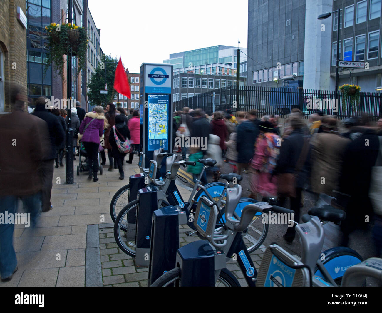 Borough high street the george inn hi-res stock photography and images ...