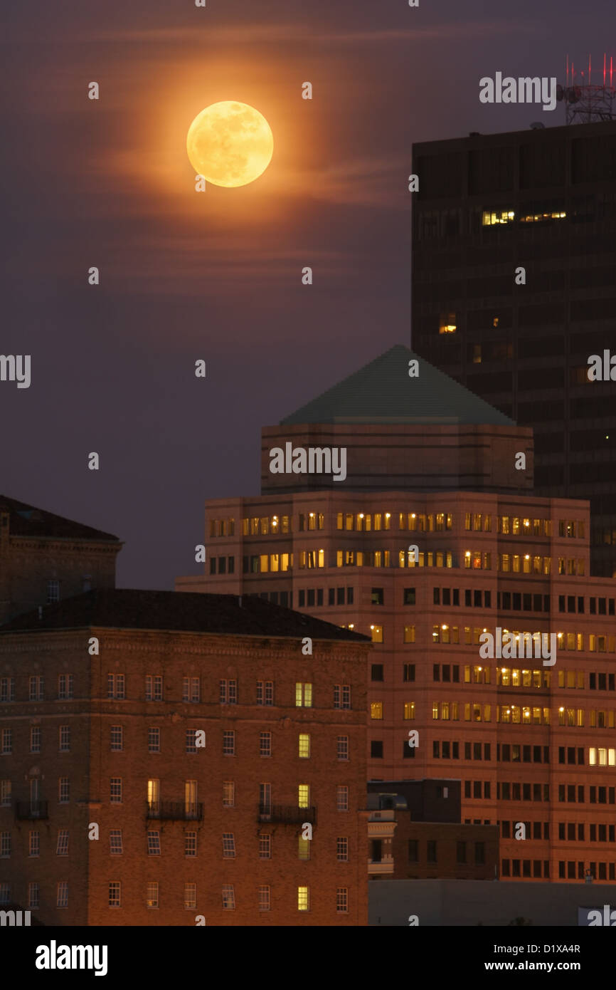 Supermoon in Dayton at dusk. Full Moon at Parigee. Dayton, Ohio, USA ...