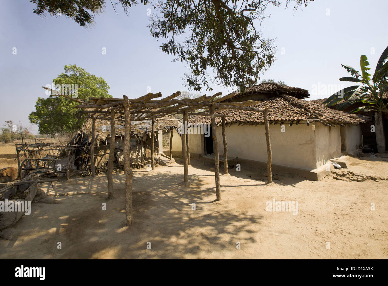 Traditional mud hut thatched roof hi-res stock photography and images ...