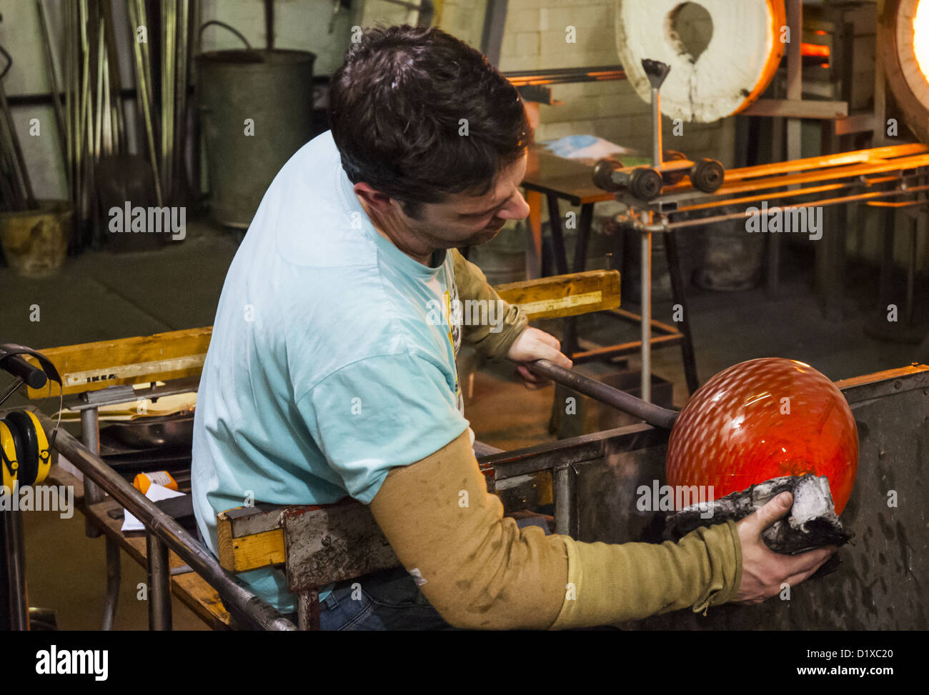 English glassmaker hi-res stock photography and images - Alamy
